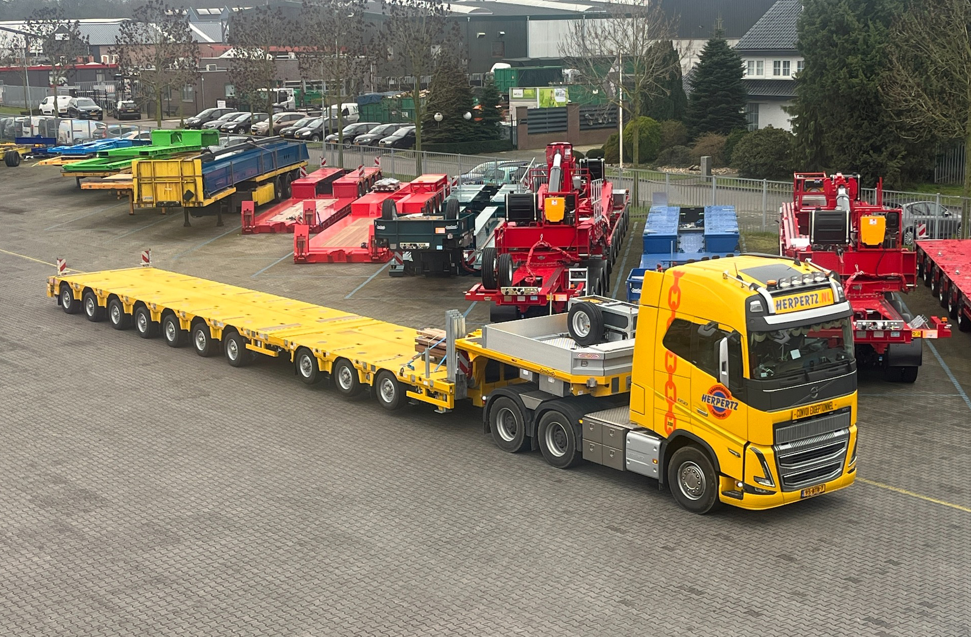 Volvo FH16 650 6x4 met 10 assige Nooteboom voor Herpertz