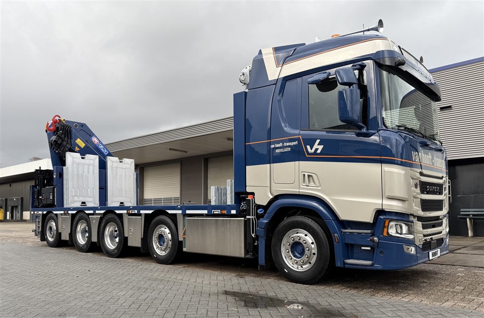 Twee Scania kraanwagens voor Van Hooft