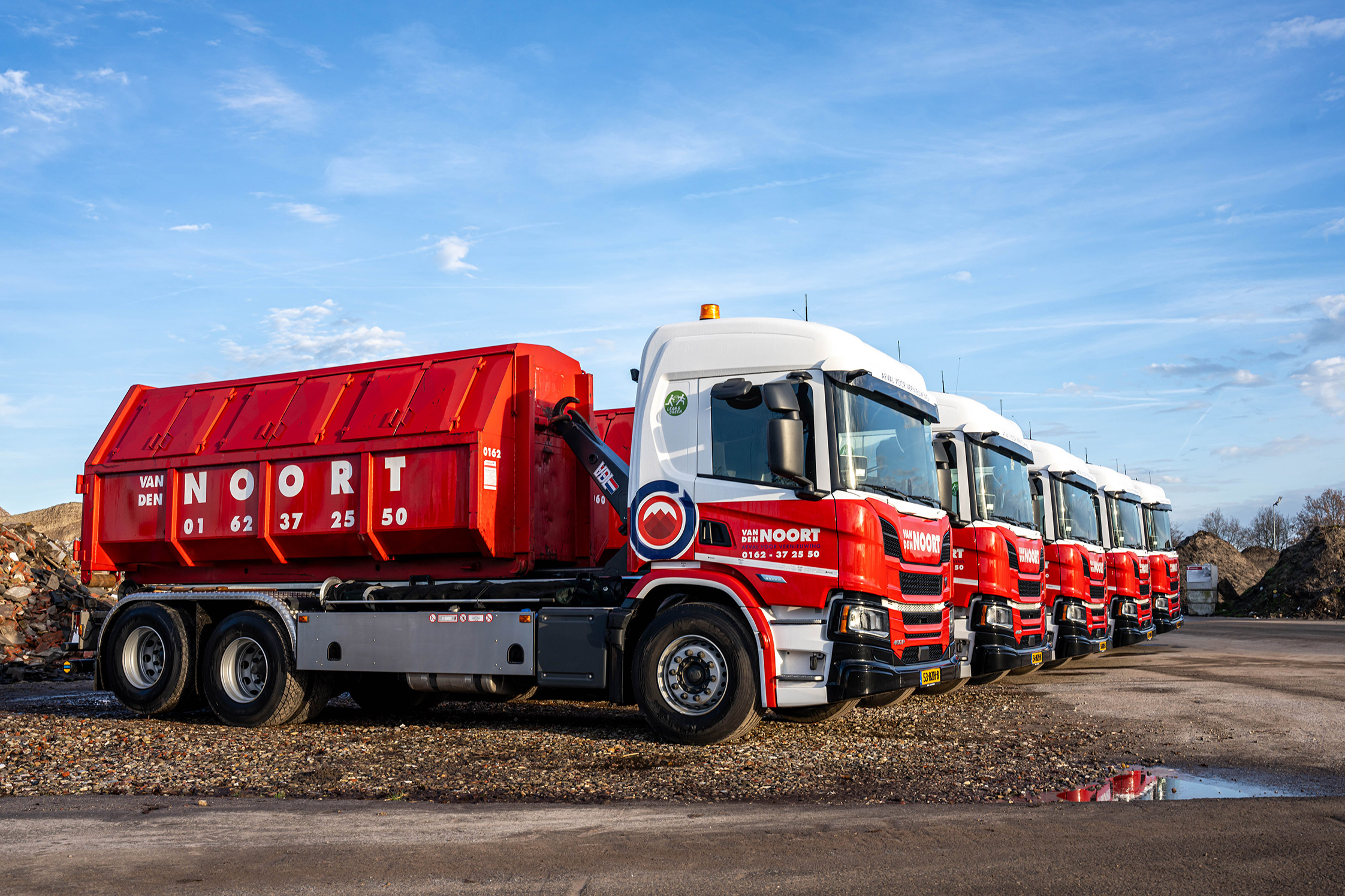 Vijf Scania P460 trucks voor Van den Noort