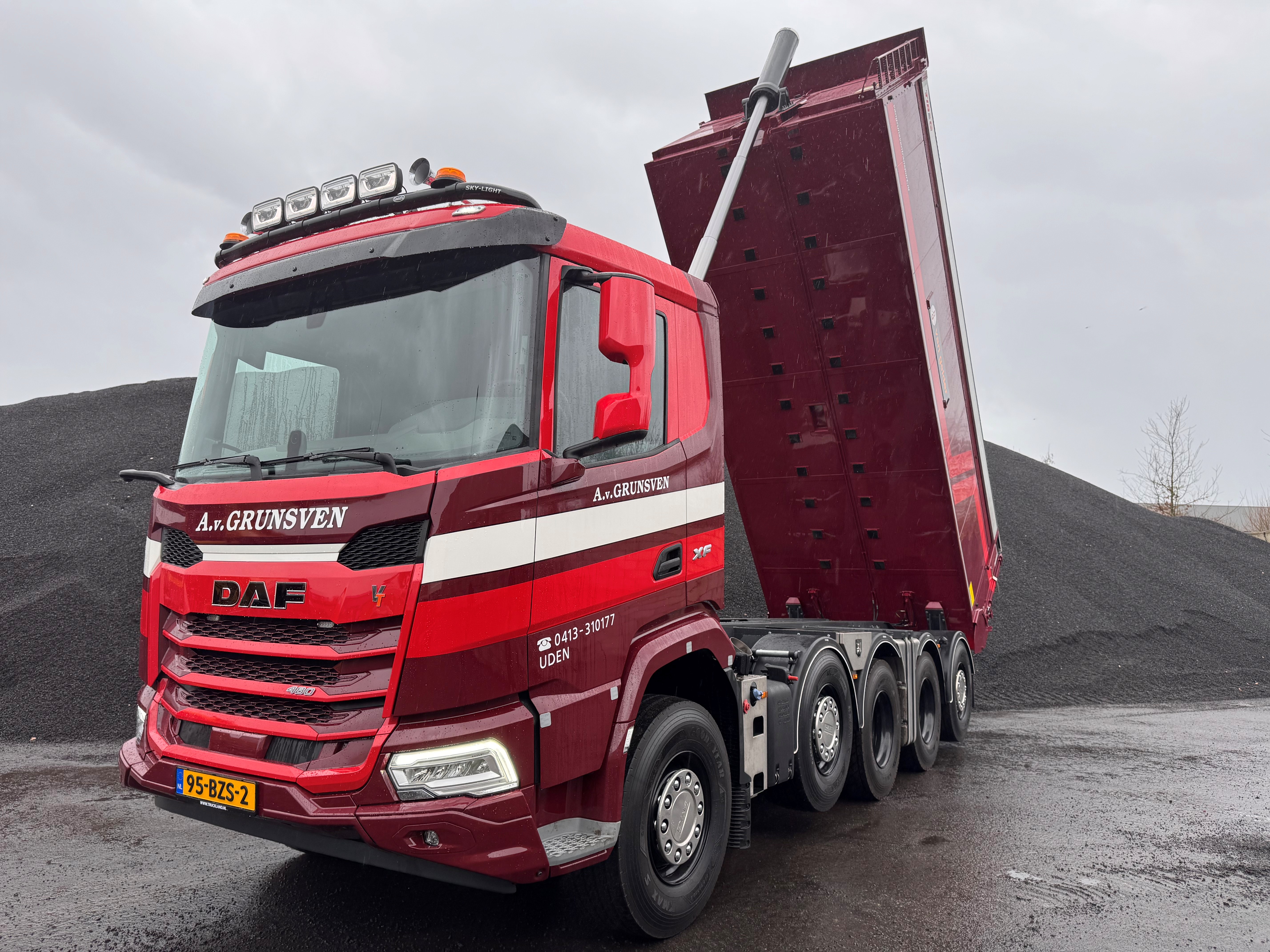 7 DAF XF 10x4 trucks voor Van Grunsven Transport