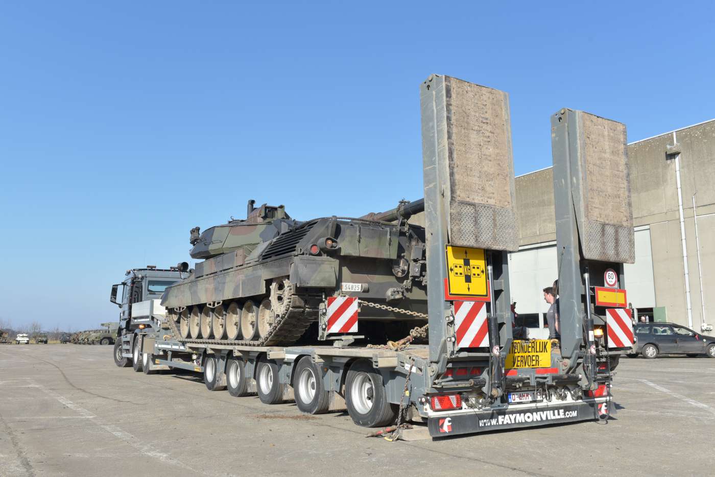 Leopard tank op transport door België