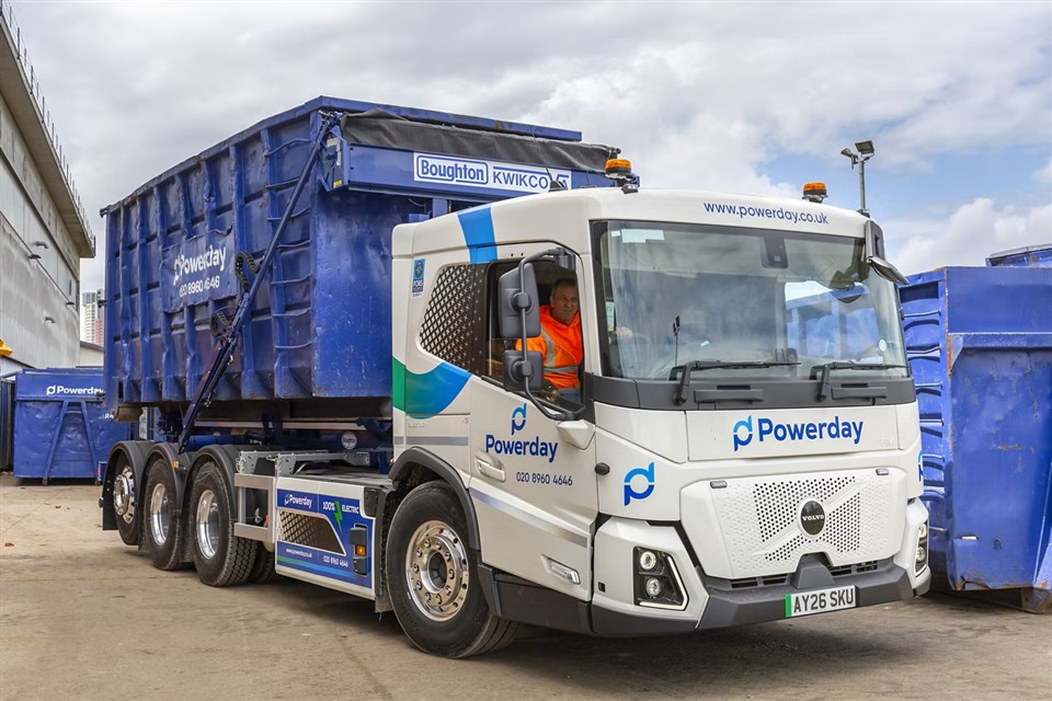 Volvo FM Low Entry 8x2 op pad in Londen