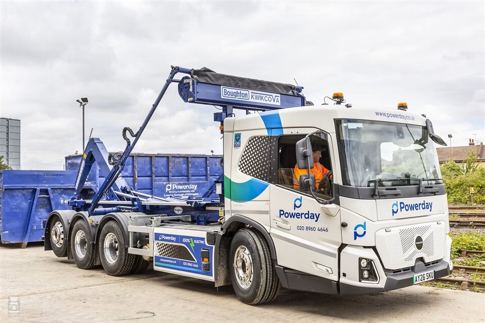 Volvo FM Low Entry 8x2 op pad in Londen