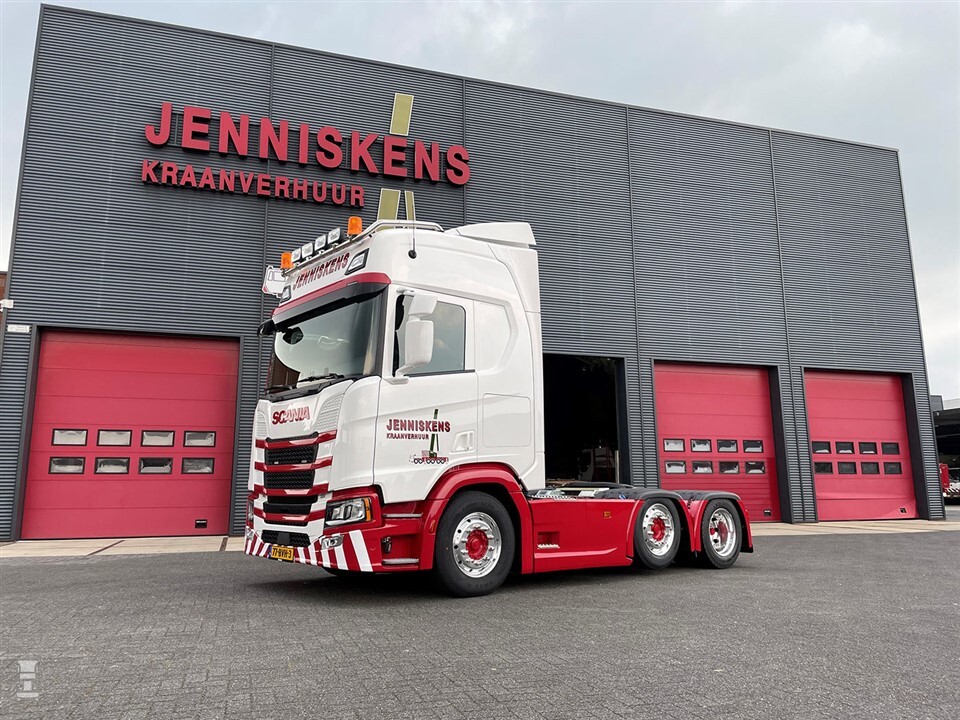 Scania met grootste elektrische autolaadkraan voor Jenniskens