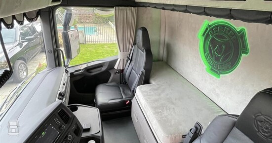 Bed in een Scania dagcabine