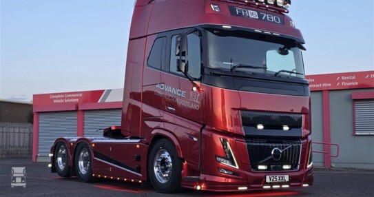 Volvo FH16 Aero 8x4 voor Van Hooft